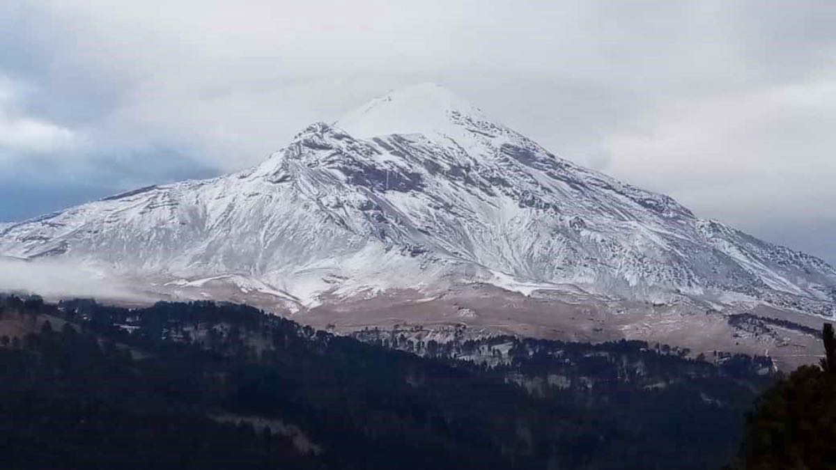 El Cofre de Perote se viste de blanco con su primera nevada