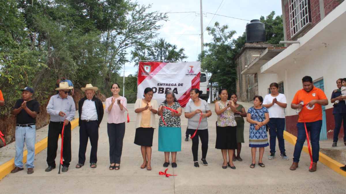 Edil de Tecomatlán entrega obras de pavimentación y drenaje