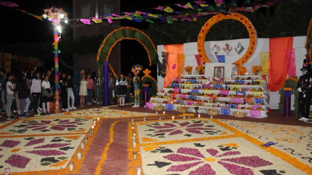 Tecomatlán realiza concurso de ofrendas entre escuelas